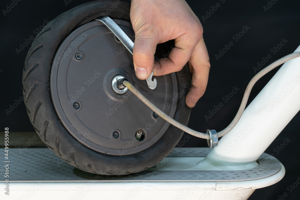 Foto de Repair of electric scooters. In the hands of the master, a ...