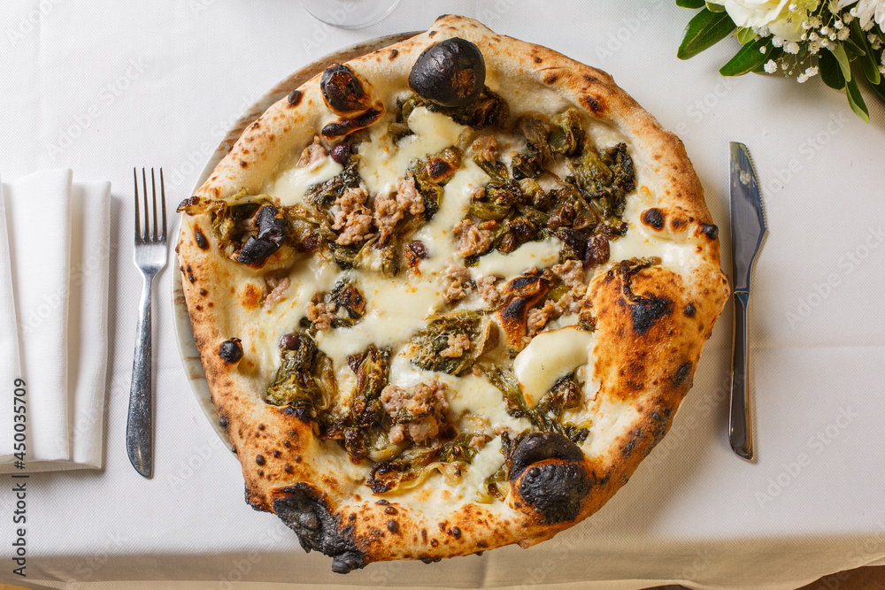 Pizza napoletana con salsiccia, friarielli e mozzarella di bufala Stock ...