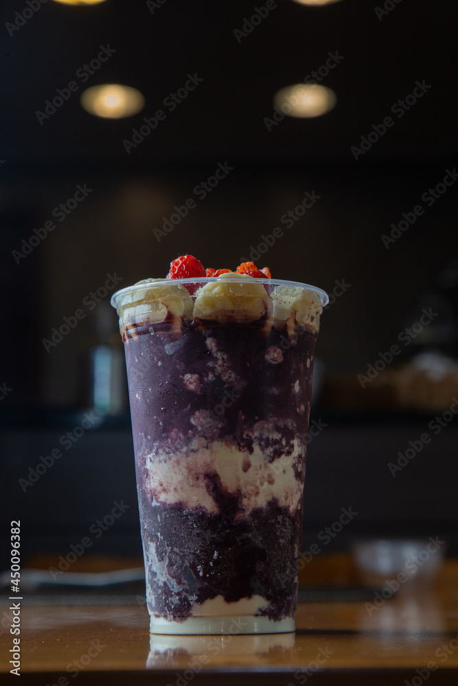 Foto de açai no copo do Stock | Adobe Stock