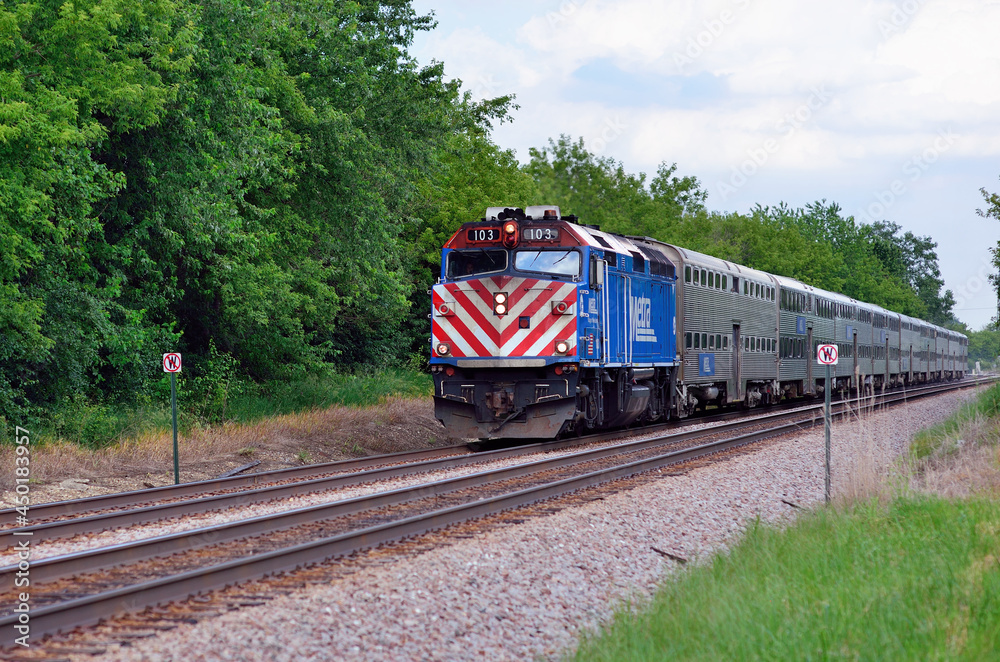 A Metra commuter train as it approaches the Bartlett commuter station ...