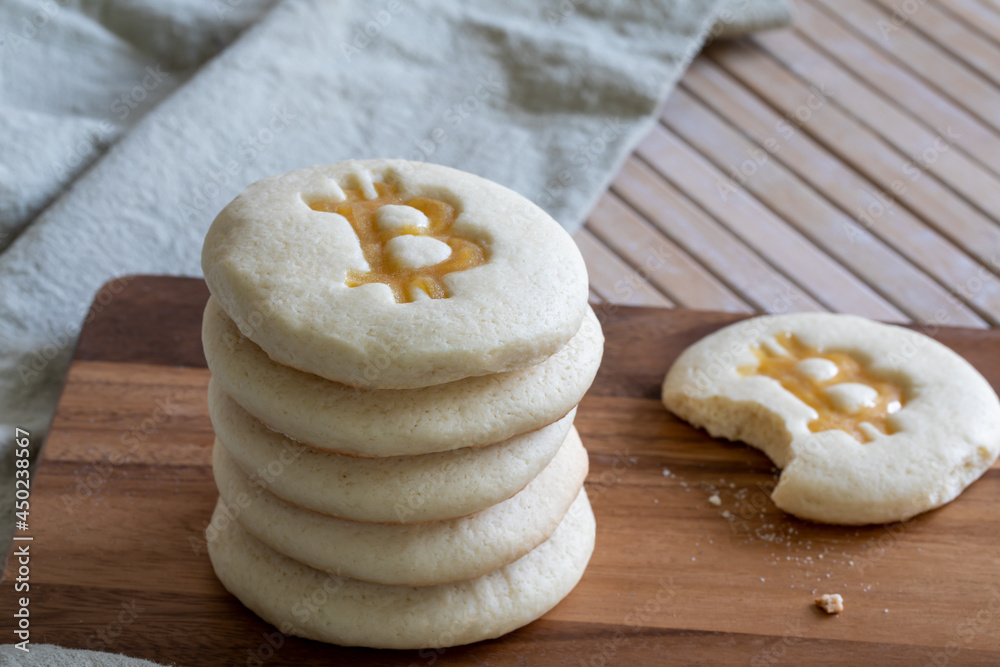 vue sur une pile de biscuits sablés rond avec le logo de bitcoin au ...