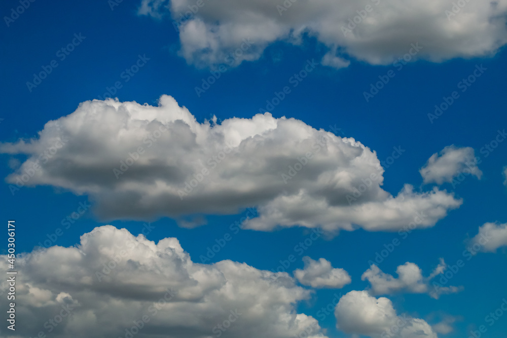 Nubes redondas y esponjosas en un hermoso cielo azul. Un bonito fondo ...