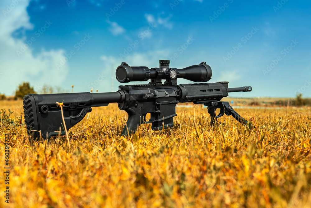 Foto de Automatic carbine with a telescopic sight. A sniper weapon ...