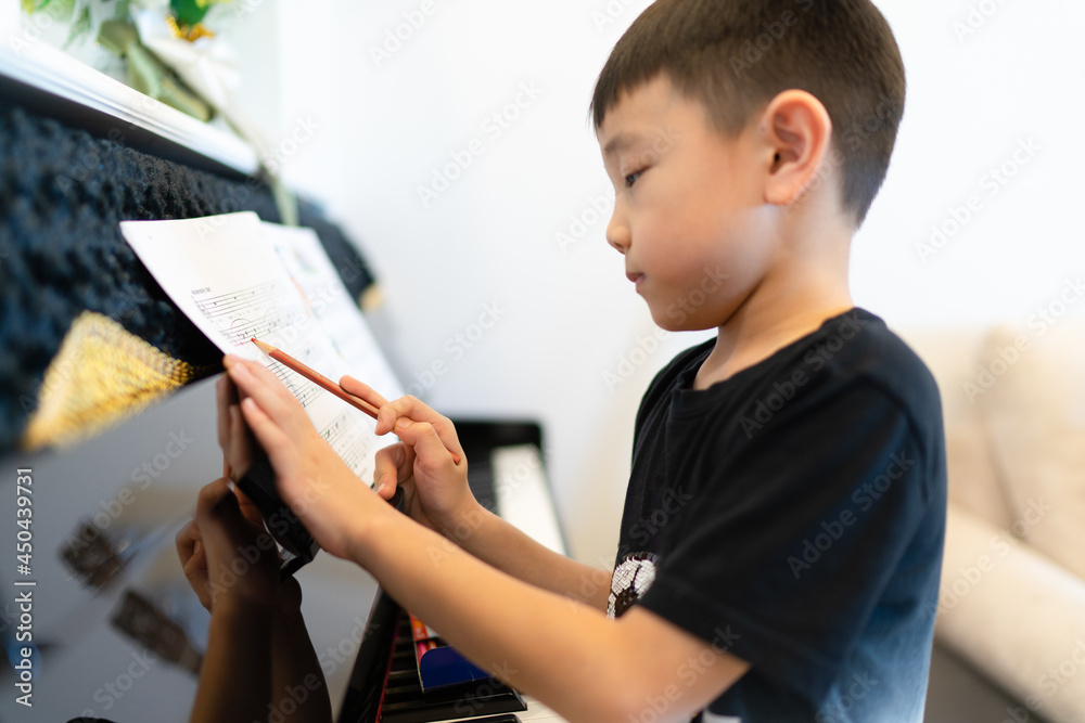 Learning piano note, boy learning piano note by prictice to color the ...