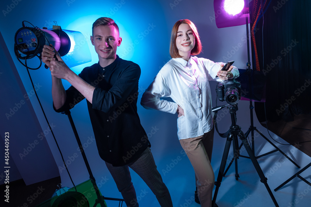 A guy and a girl hold a photo session. Photography in the Studio ...