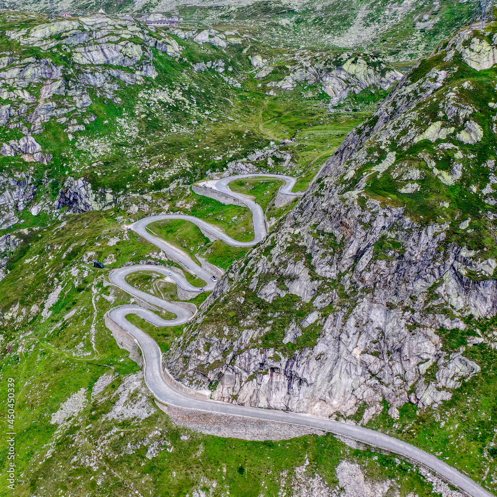 Der alte Tremola-Pass aus der Luft betrachtet, Schweiz (August 2021 ...
