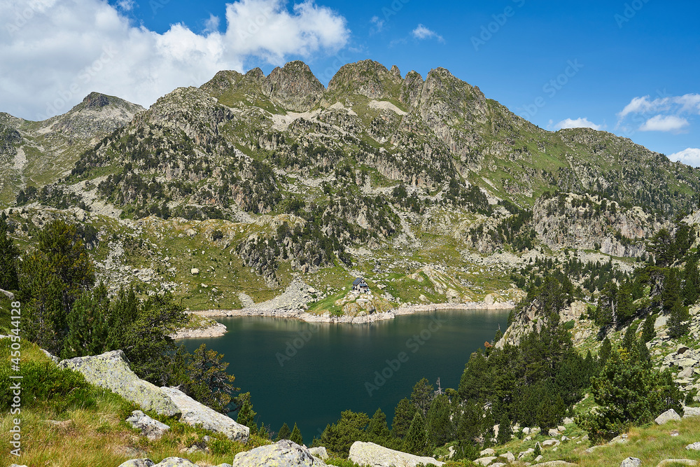 Enclave del nuevo refugio de Colomers (Valle de Arán, Cataluña) Stock ...