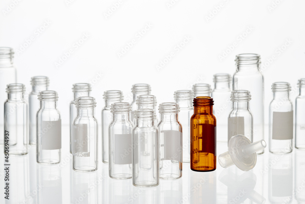 Frascos de vials para cromatografia vazios e agrupados, em fundo branco ...
