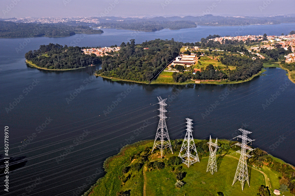 Torre de rede elétrica na represa Billings. São Paulo. Stock Photo ...