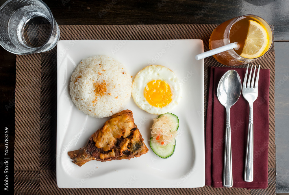 Foto de Top view of Bangsilog with a side serving of Atchara at a ...