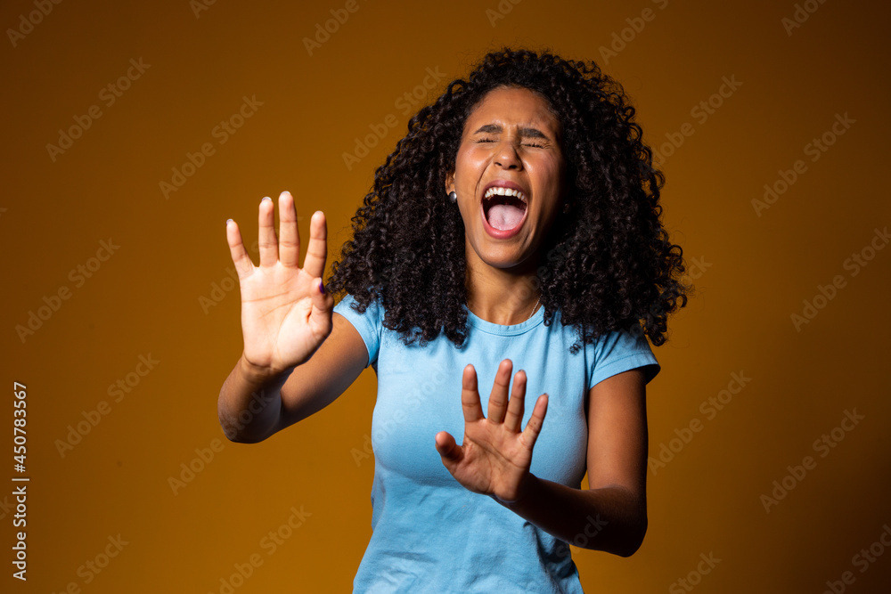 Foto de Angry young woman victim of domestic violence and abuse having ...