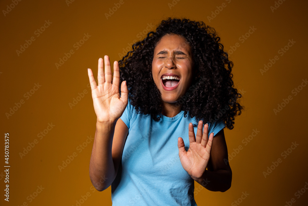 Foto de Angry young woman victim of domestic violence and abuse having ...