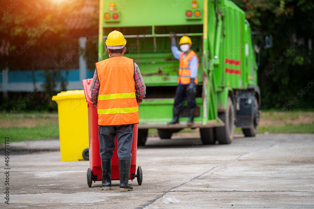Foto de Workers in the street are loading a garbage truck,Garbage Bin ...
