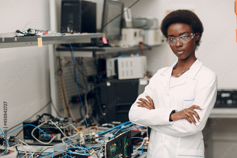 Foto de Scientist african american woman standing and looking at camera ...