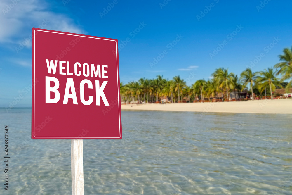 Foto de A welcome back sign in front of a tropical beach resort ...