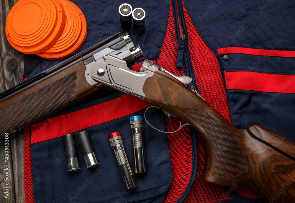 Foto Stock Double-barreled vertical shotgun and cartridges for it on a ...