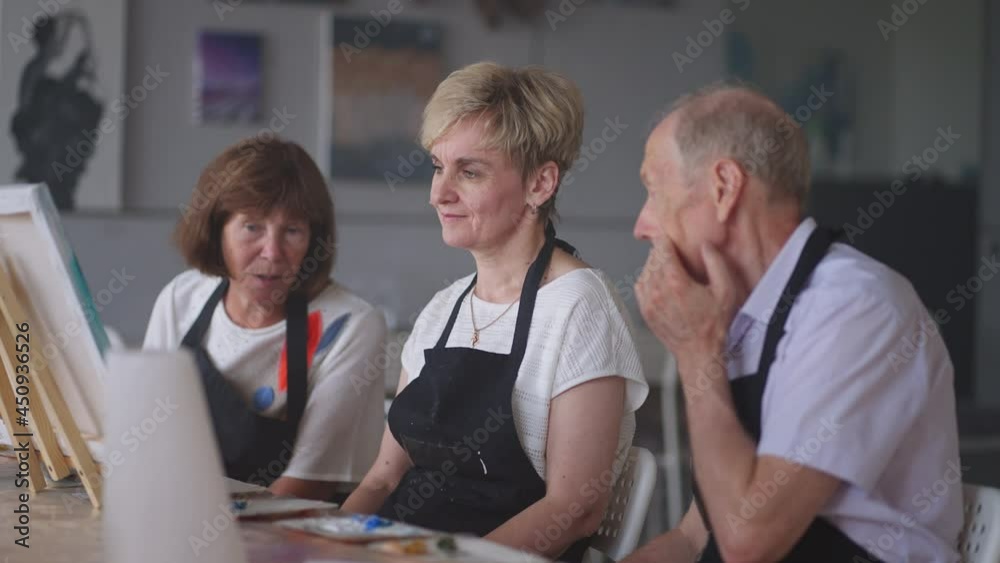 Elderly men and women share their impressions of the drawing courses ...