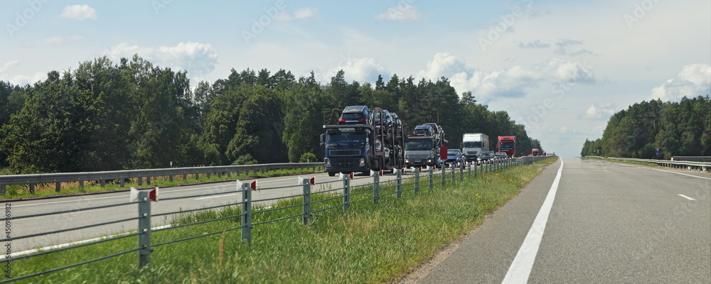 Foto de Loaded two level SUV car carrier trucks with car transporter ...