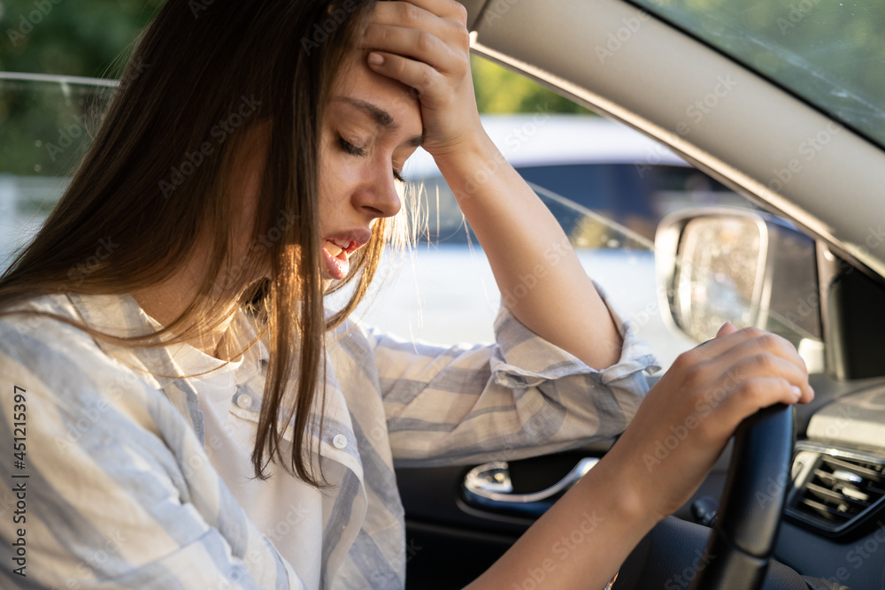Foto de Tired young woman car driver suffering from headache migraine ...
