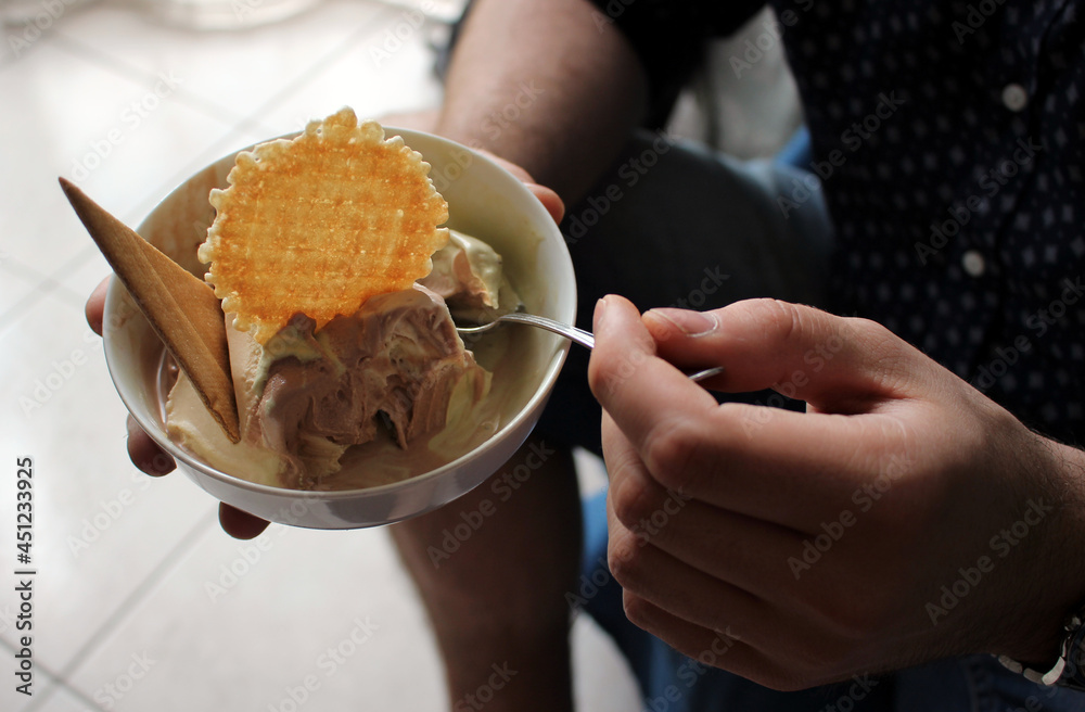 Foto de coppetta di gelato misto con biscotti do Stock | Adobe Stock