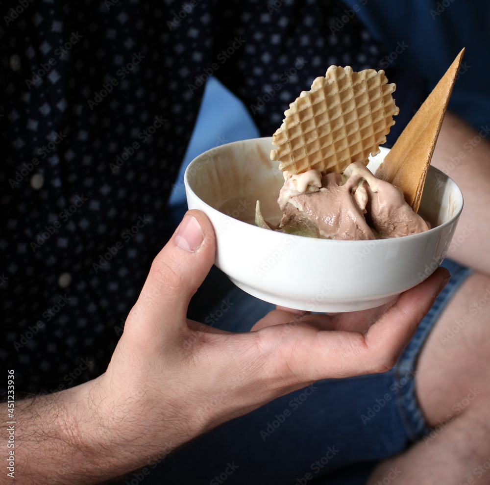 coppetta di gelato misto con biscotti Stock Photo | Adobe Stock
