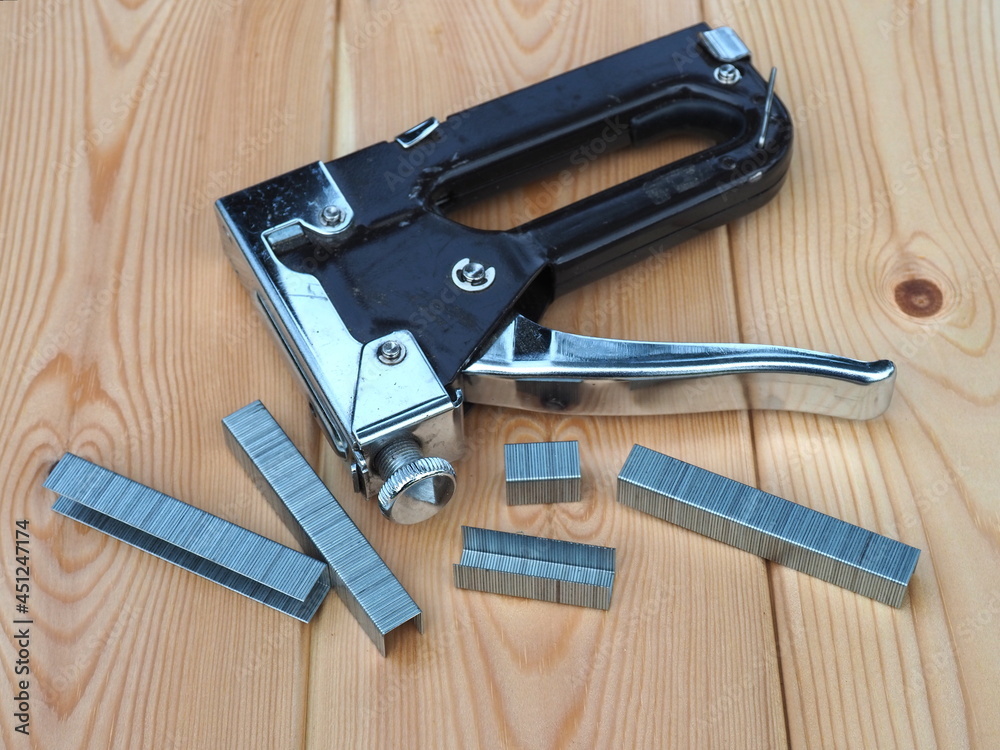 Hand tacker with staples. Heavy duty hand stapler. Hand staple gun ...