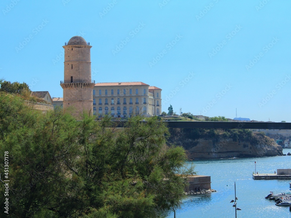 Foto Stock Blue sea and the medieval castle or a fortress tower in the ...