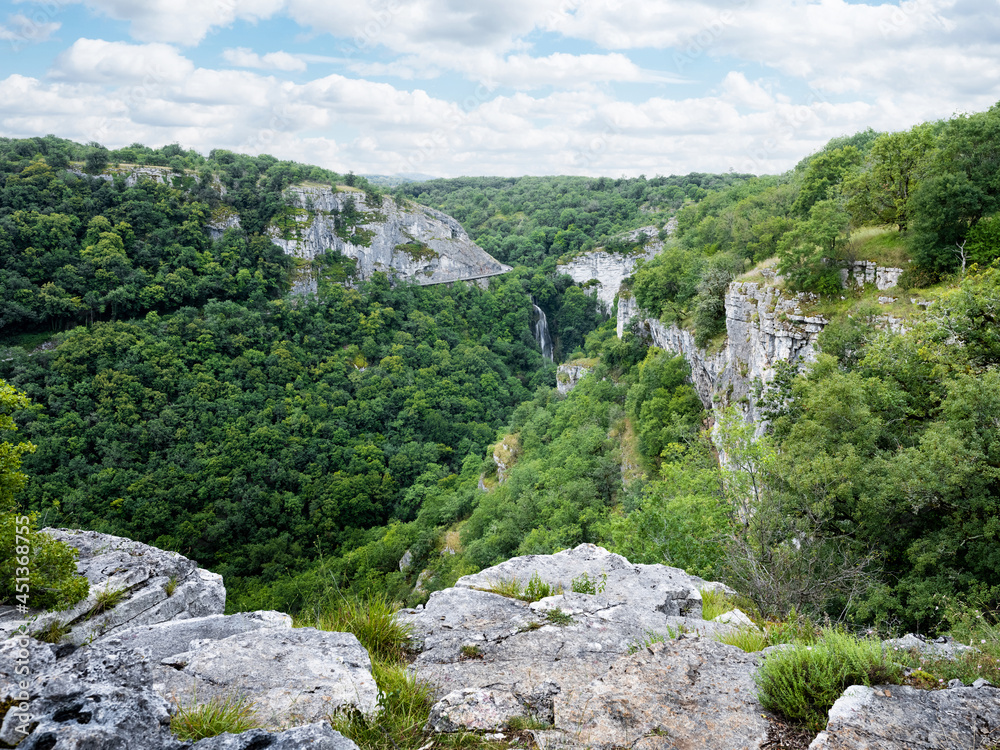 Cirque d'Autoire avec sa cascade dans le département du lot en France ...