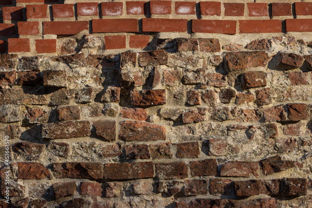 Historisches Mauerwerk mit alten und neuen Backstein Ziegeln., Danewerk ...