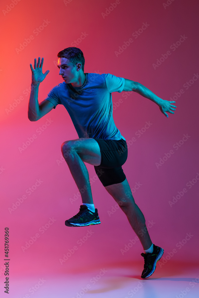 Portrat of Caucasian professional male athlete, runner training ...