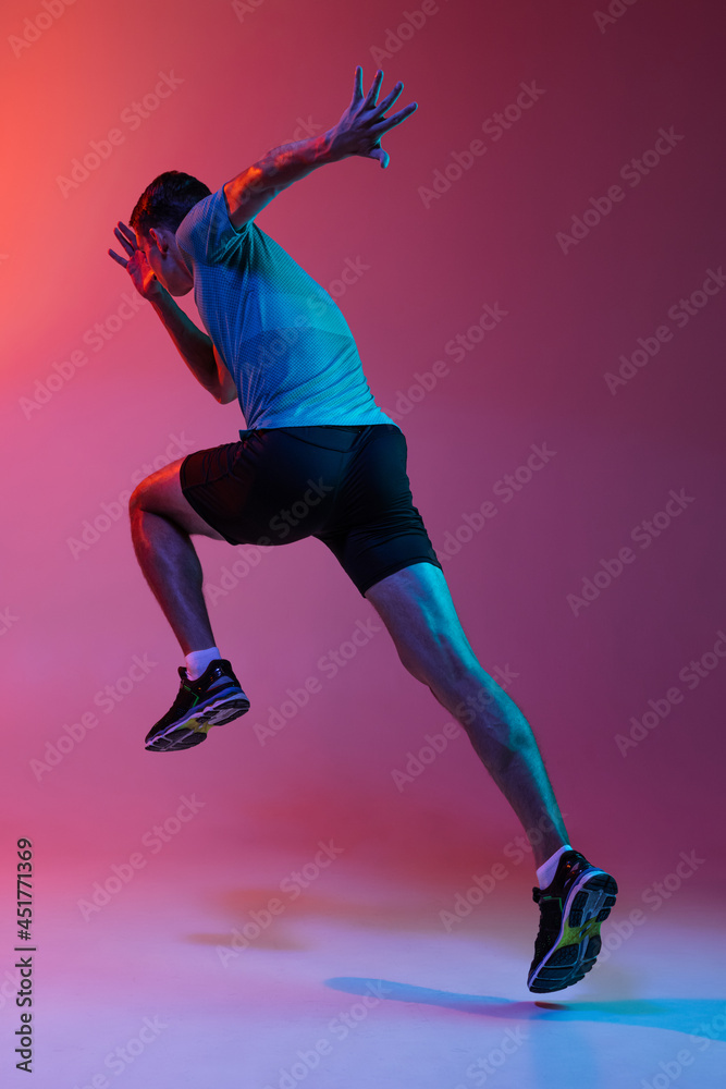 Portrat of Caucasian professional male athlete, runner training ...