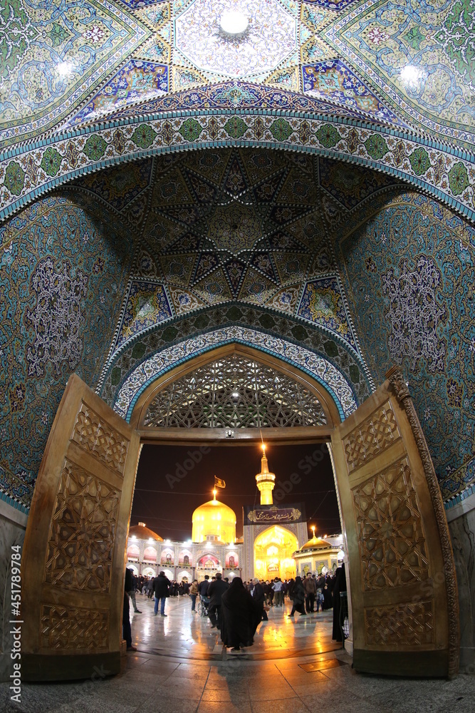 Foto de The shrine of Imam Ali bin Musa Al-Rida in Mashhad, Iran do ...