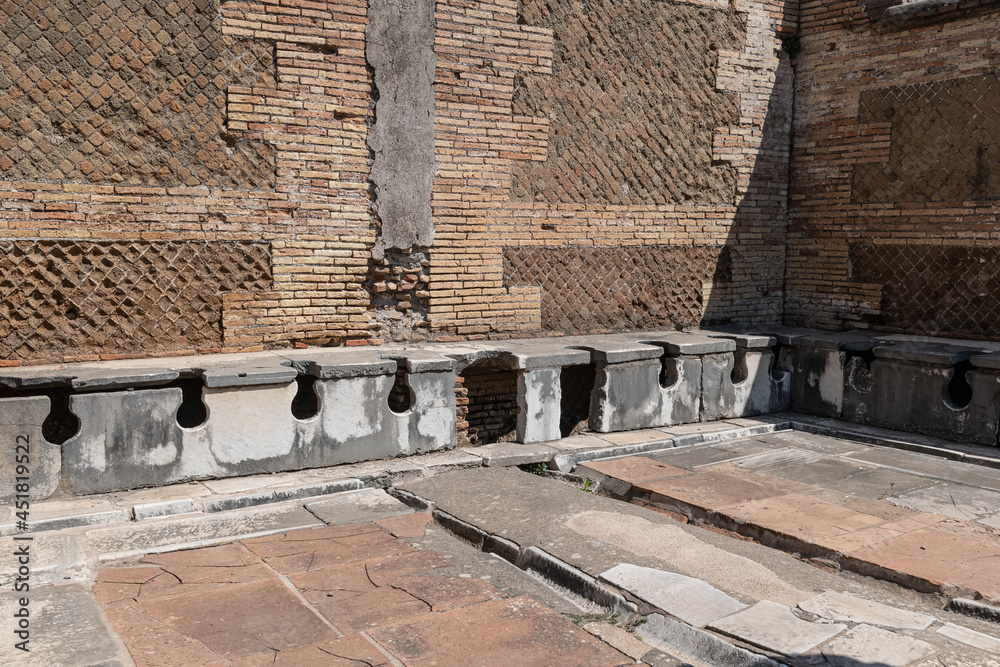 Latrina presso le terme del foro. Ancient public toilets (latrines ...