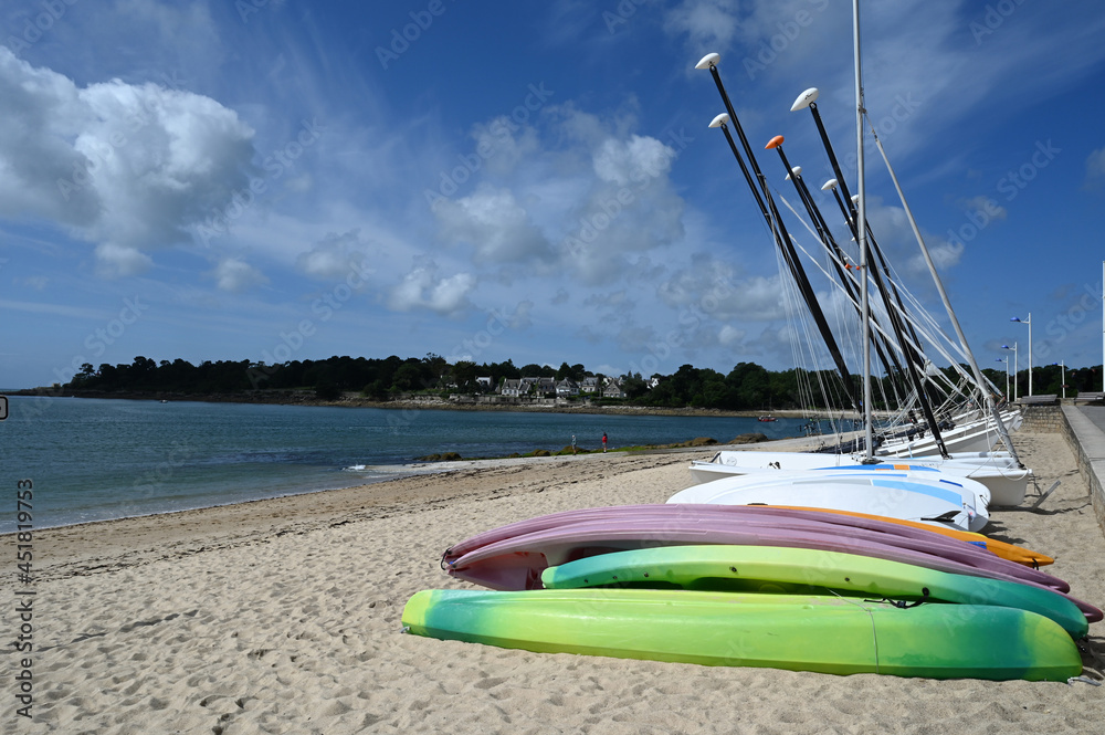 Voiliers, kayaks et planches sur la plage du Trez à Bénodet foto de ...