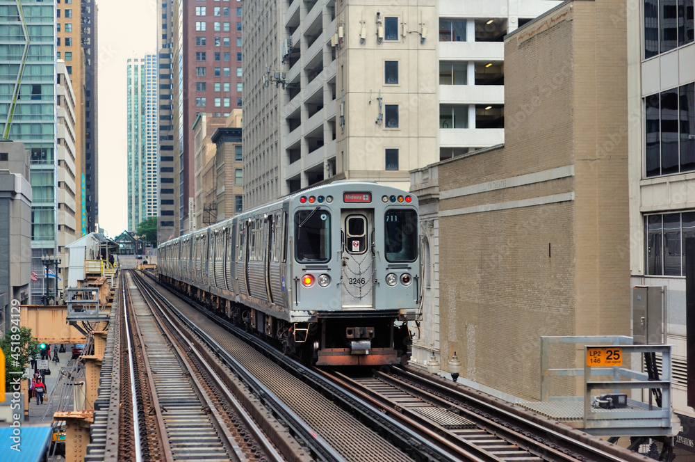 A CTA rapid transit or 'L' train as it negotiates around Chicago's ...
