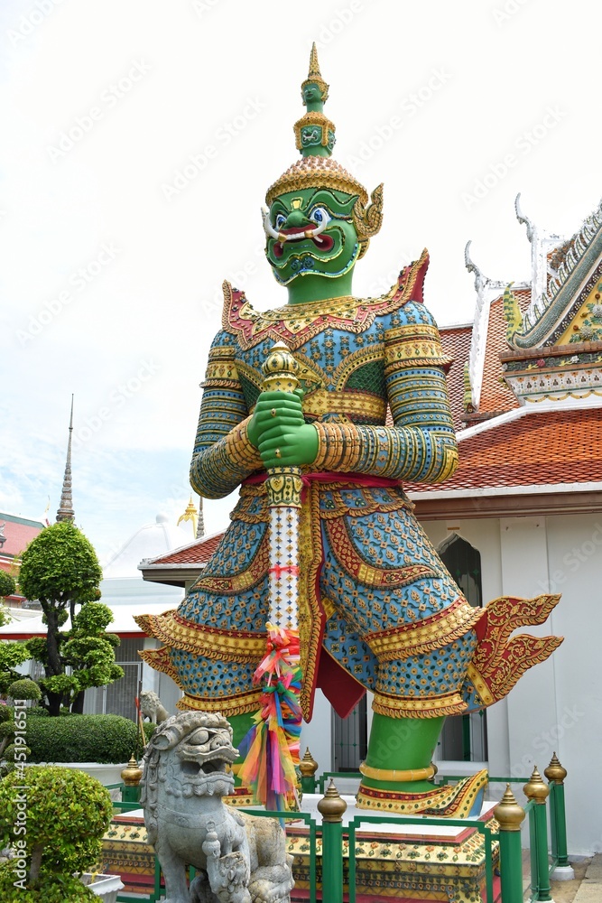 Wat Arun gate entrance There will be a giant, the famous temple, standing guard. A green giant ...