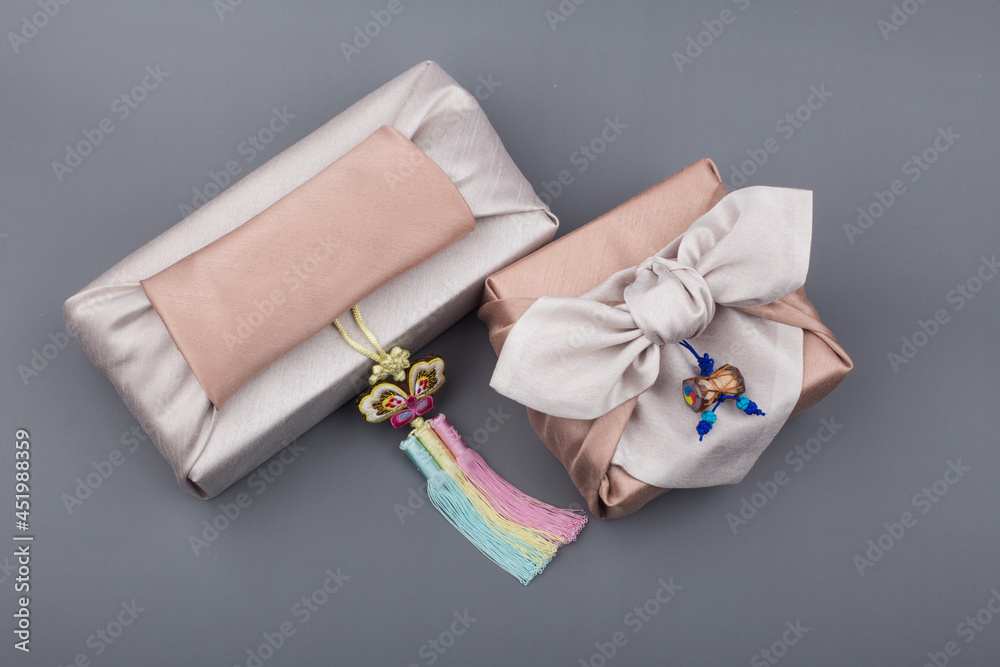Korean traditional wrapping cloth packaging. furoshiki packaging gift ...