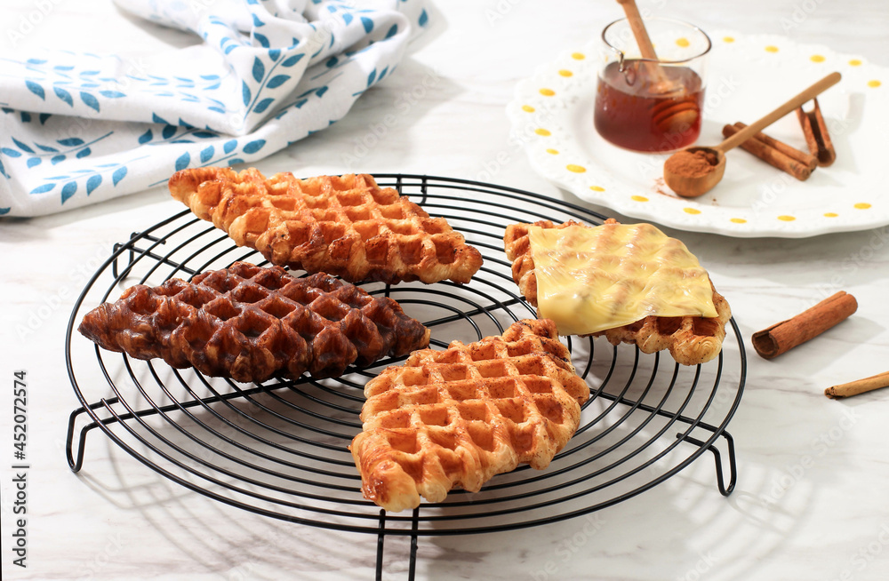 Foto de Melted Cheese Croffle Croisant Waffle with Various Topping ...
