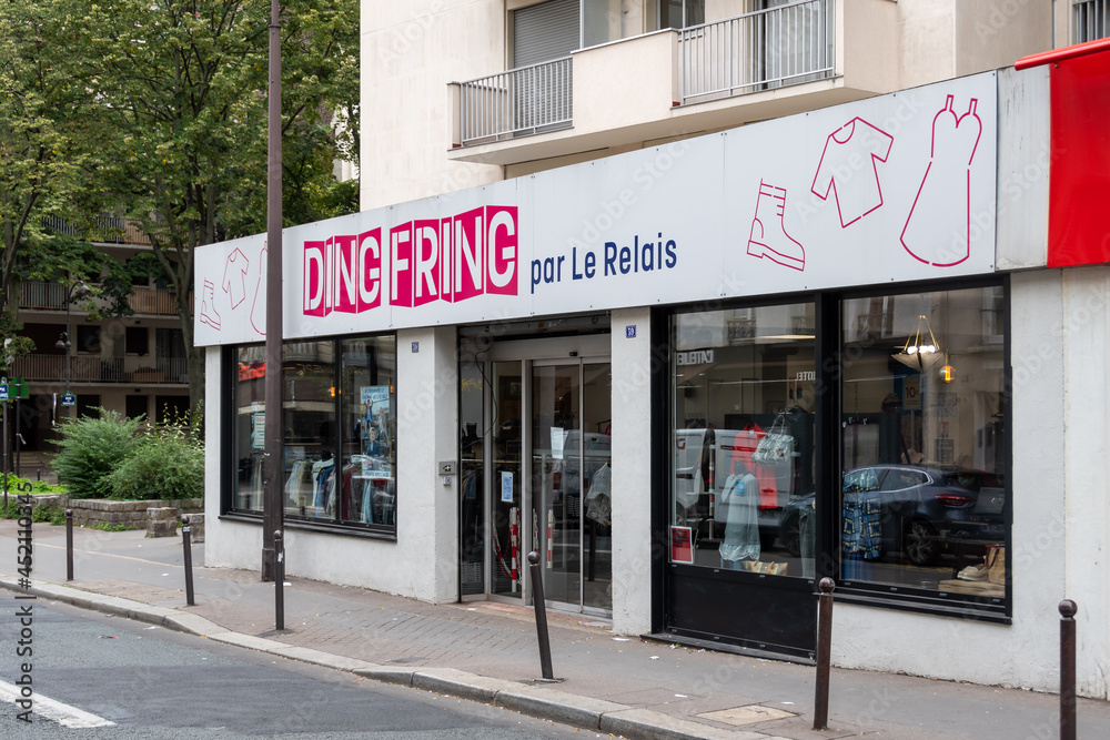 Paris, France - 20 août 2021: Vue extérieure d'un magasin Ding Fring ...