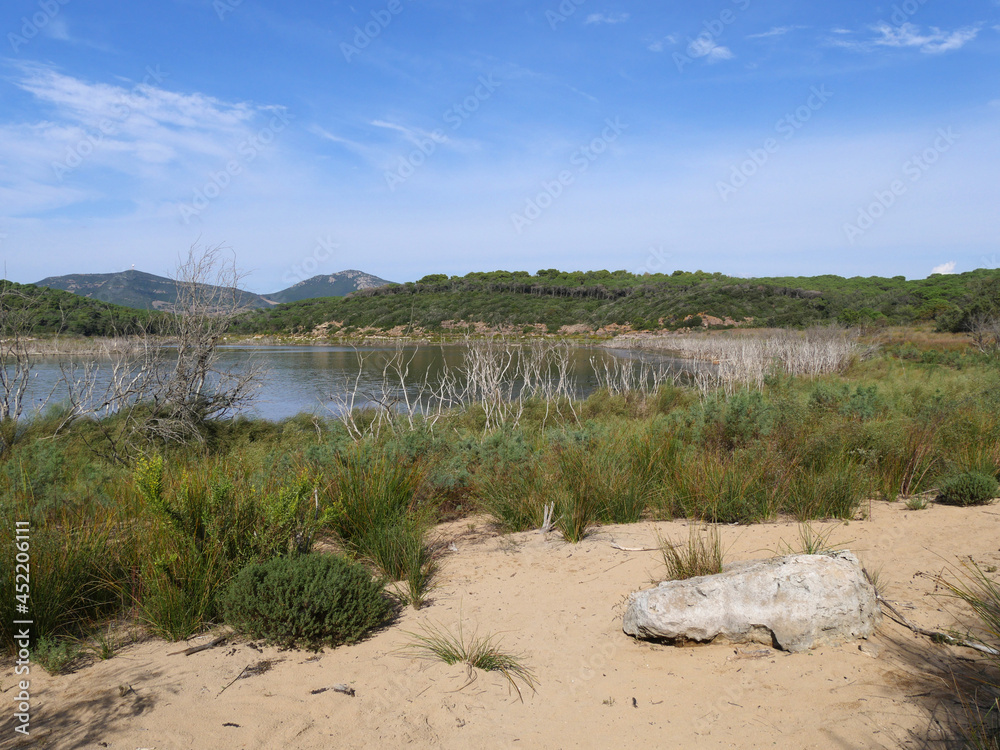 Foto de Lago di Baratz, Naturschutzgebiet auf Sardinien do Stock ...