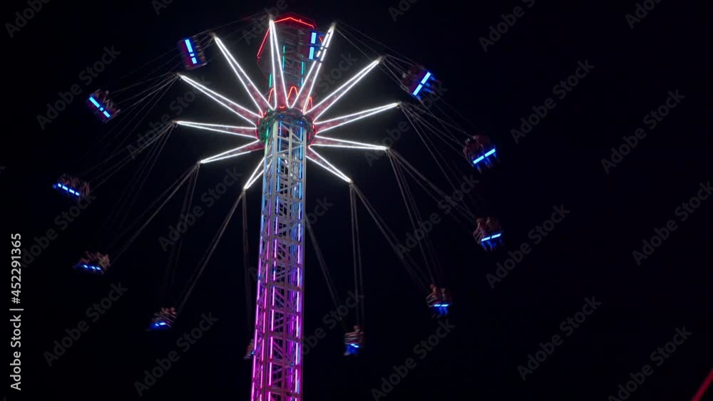 Vidéo Stock Flying Swing Carousel Amusement park ride People have fun ...