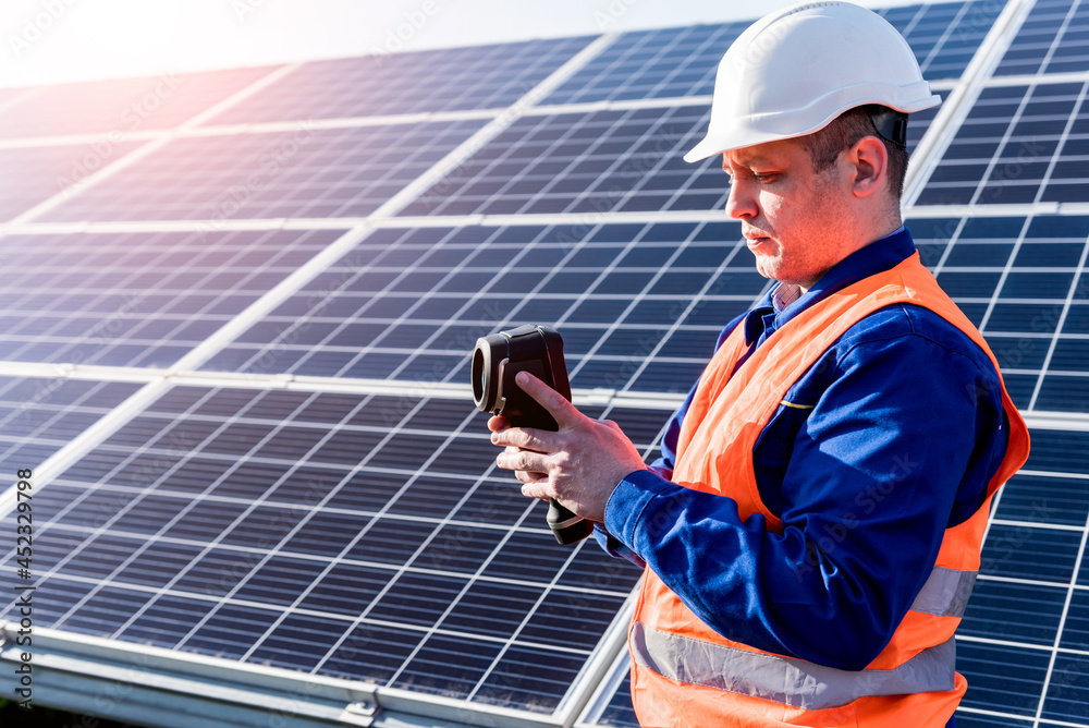 Inspector examination of photovoltaic modules using a thermal imaging ...