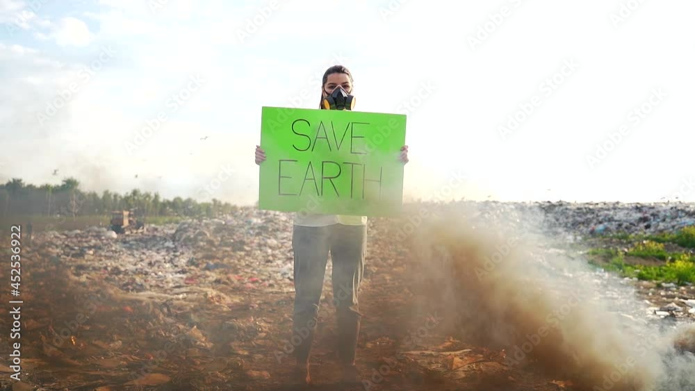 Vidéo Stock young woman activist with a poster in hands save earth ...