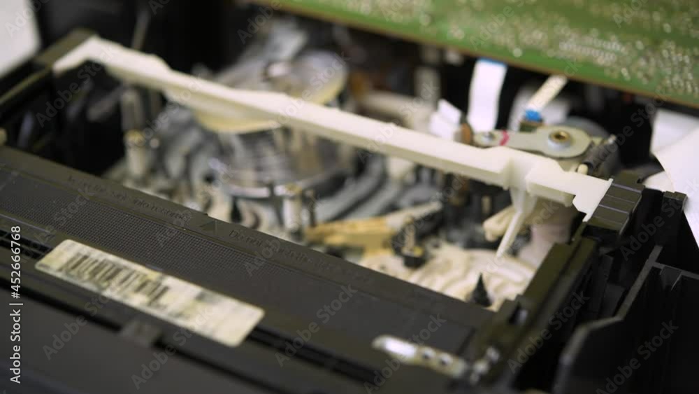 Operation of the mechanism for loading and unloading film in a VHS ...