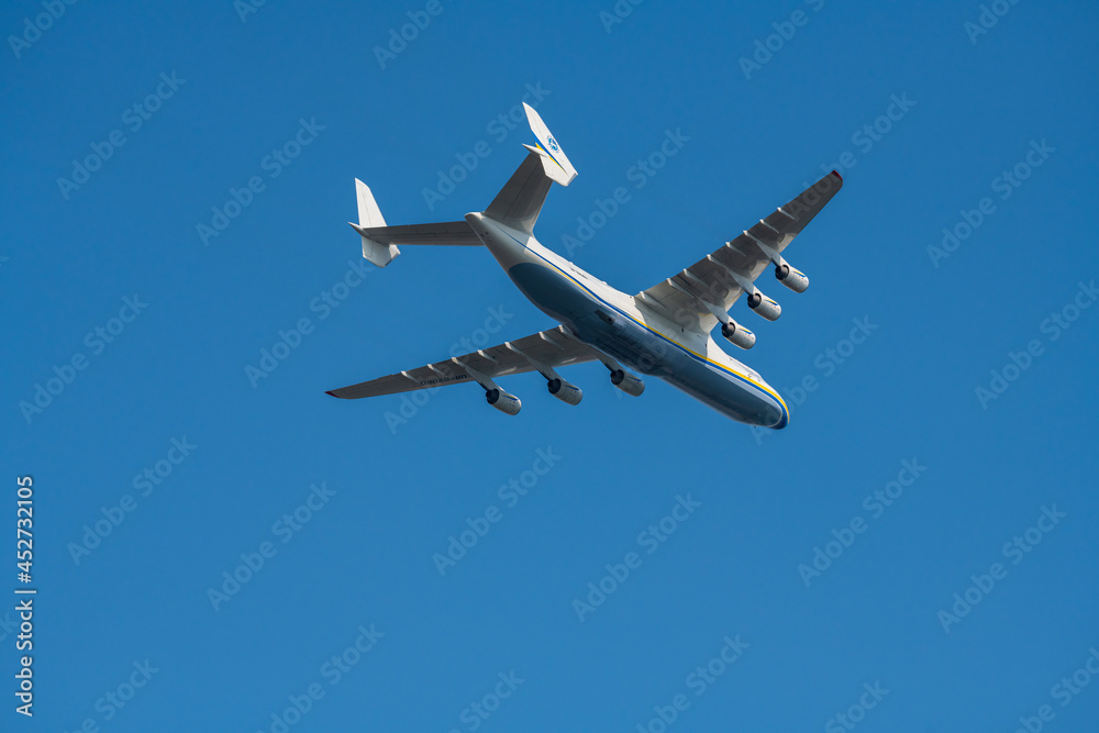 Foto de Aircraft Antonov An-225 Mriya flying in blue sky under the Kiev ...