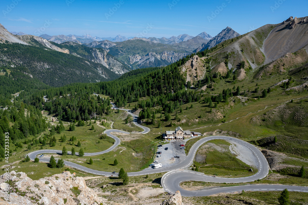 Route de montagne sinueuse dans le massif du Queyras dans le ...