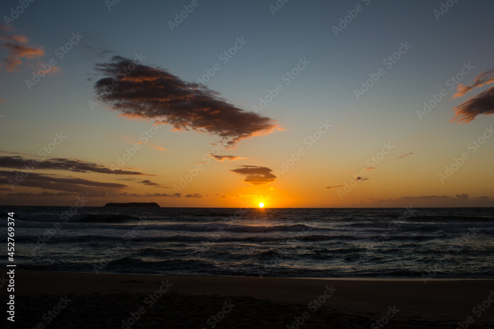 Nascer do sol na praia com nuvens e ondas - Paisagem natural Stock 写真 ...