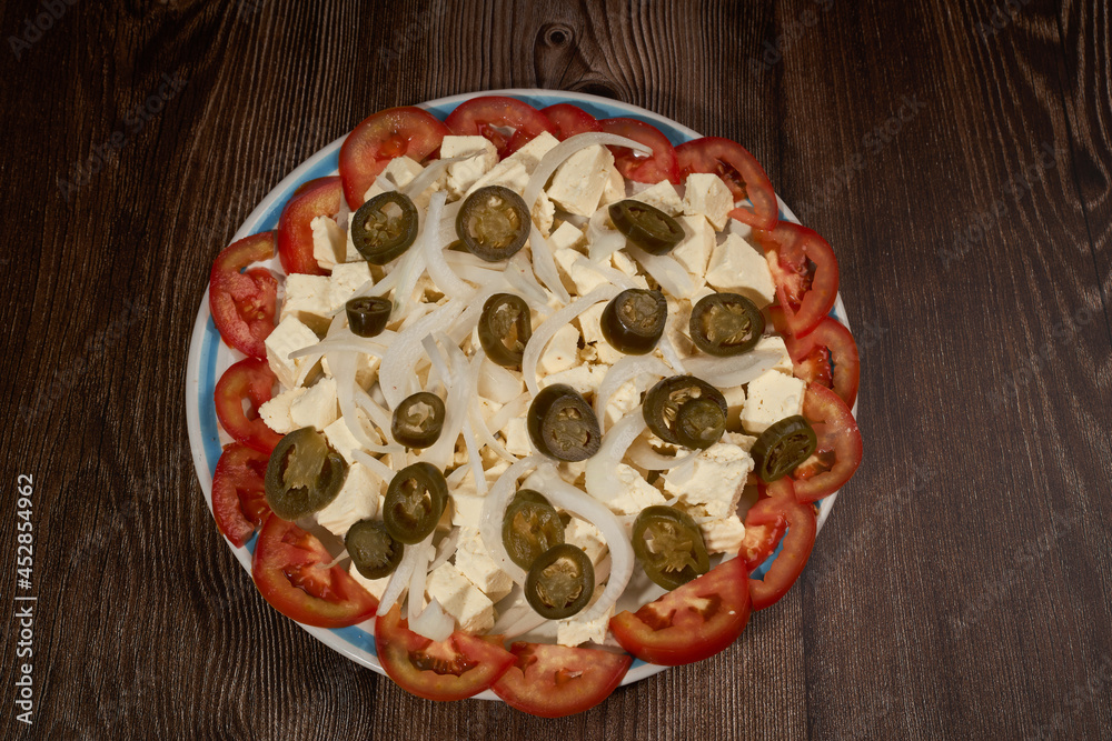 Botana de queso manchego con trozos de jamón de pavo y panela con ...