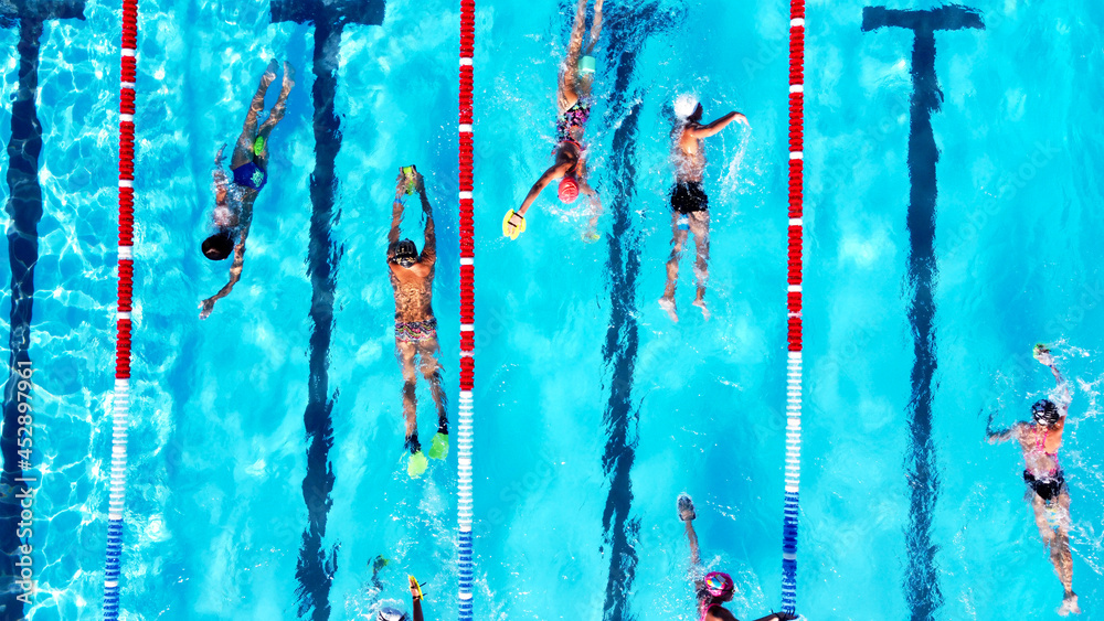 Foto de Top view of group of young swimmers training in swimming pool ...