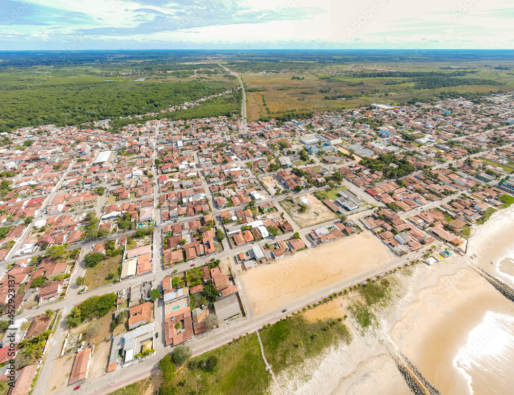 Visão aérea da praia no centro e região comercial. Cidade de Mucuri, no ...